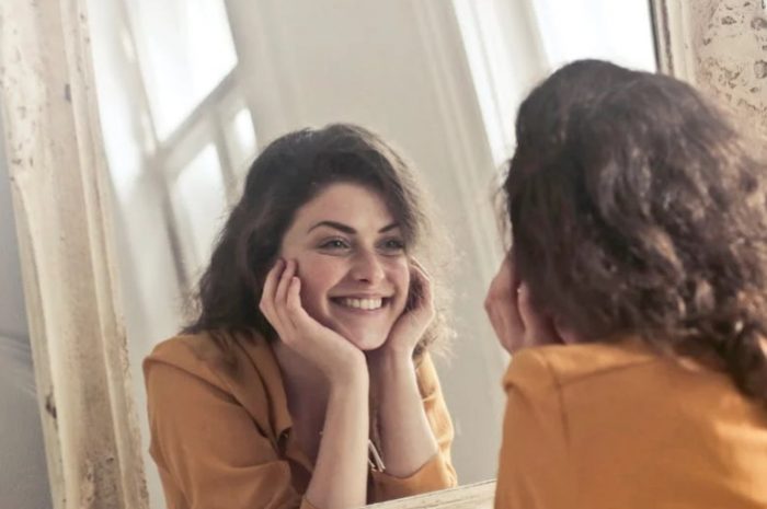 38 symbolic meanings of dreaming of mirrors – DreamOmen